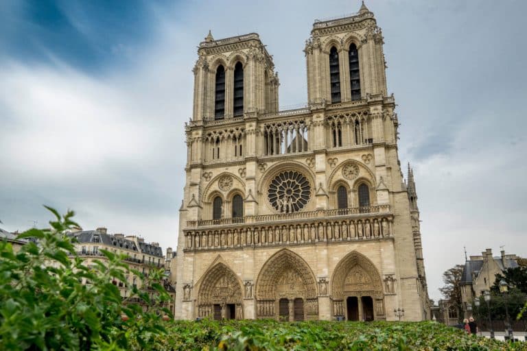 Vitraux de Notre-Dame : Claire Tabouret, protégée du milliardaire ...